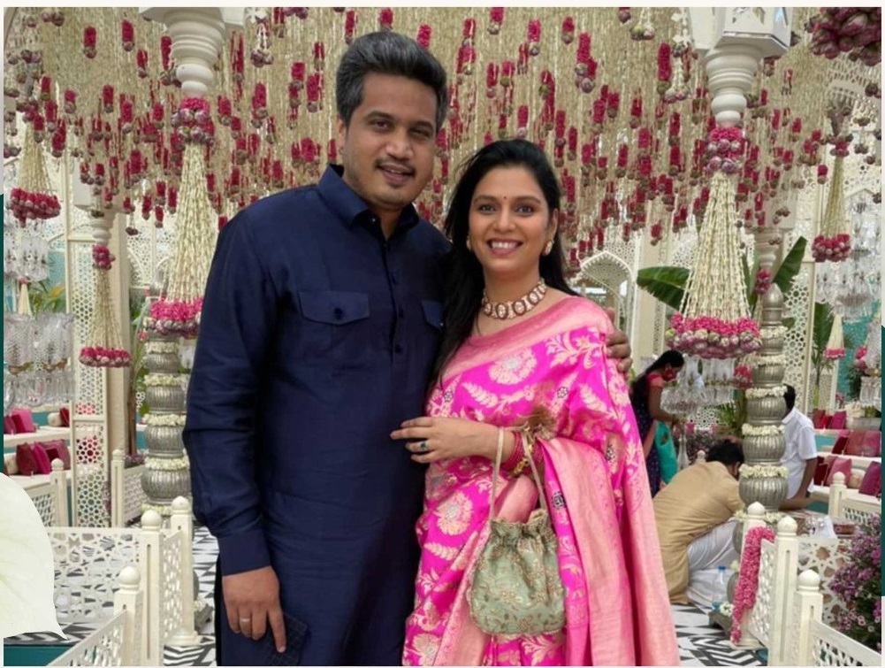 आमदार रोहित पवार यांनी पत्नी कुंतीला अशा दिल्या लग्नाच्या वाढदिवसाच्या ...